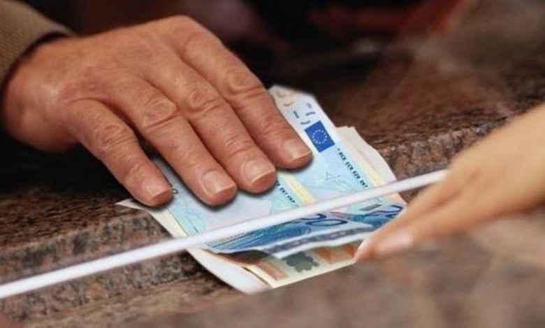 Όλοι στα γκισέ! Γεμίσουν οι τσέπες συνταξιούχων και επιδοματούχων ...