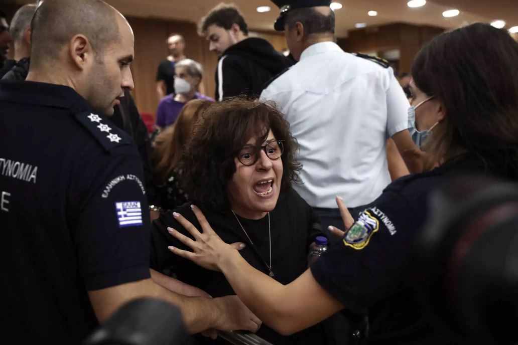 Ένταση στην Δίκη της Χρυσής Αυγής: Στήθηκε σόου Κασιδιάρη με συνθήματα ...