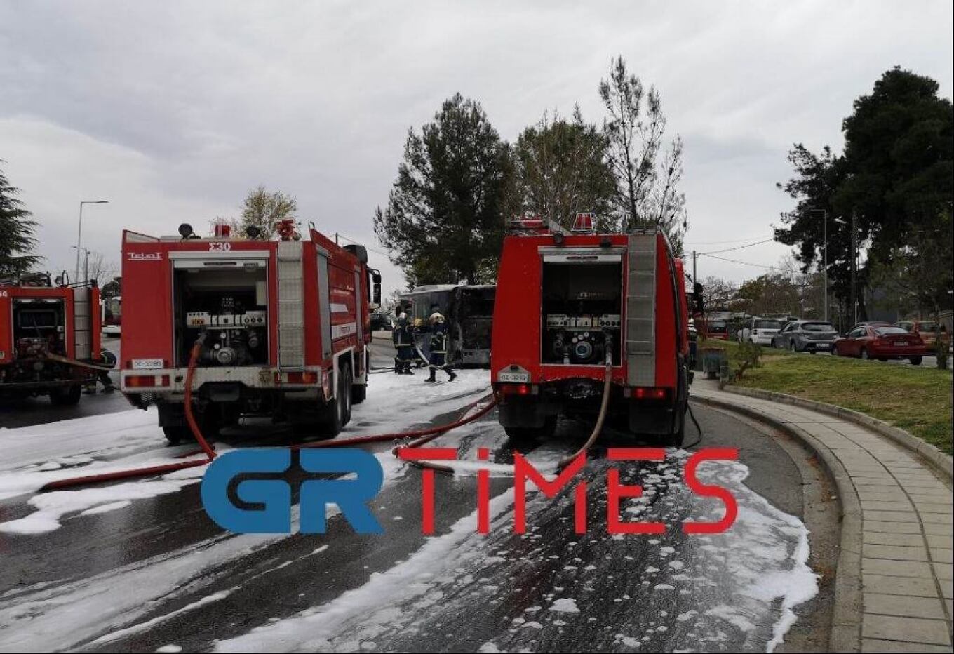 Πανικός στην Θεσσαλονίκη! Κάηκε ολοσχερώς αστικό λεωφορείο ...
