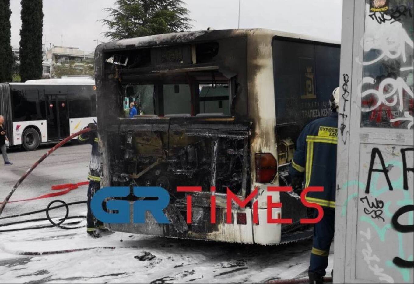 Πανικός στην Θεσσαλονίκη! Κάηκε ολοσχερώς αστικό λεωφορείο ...