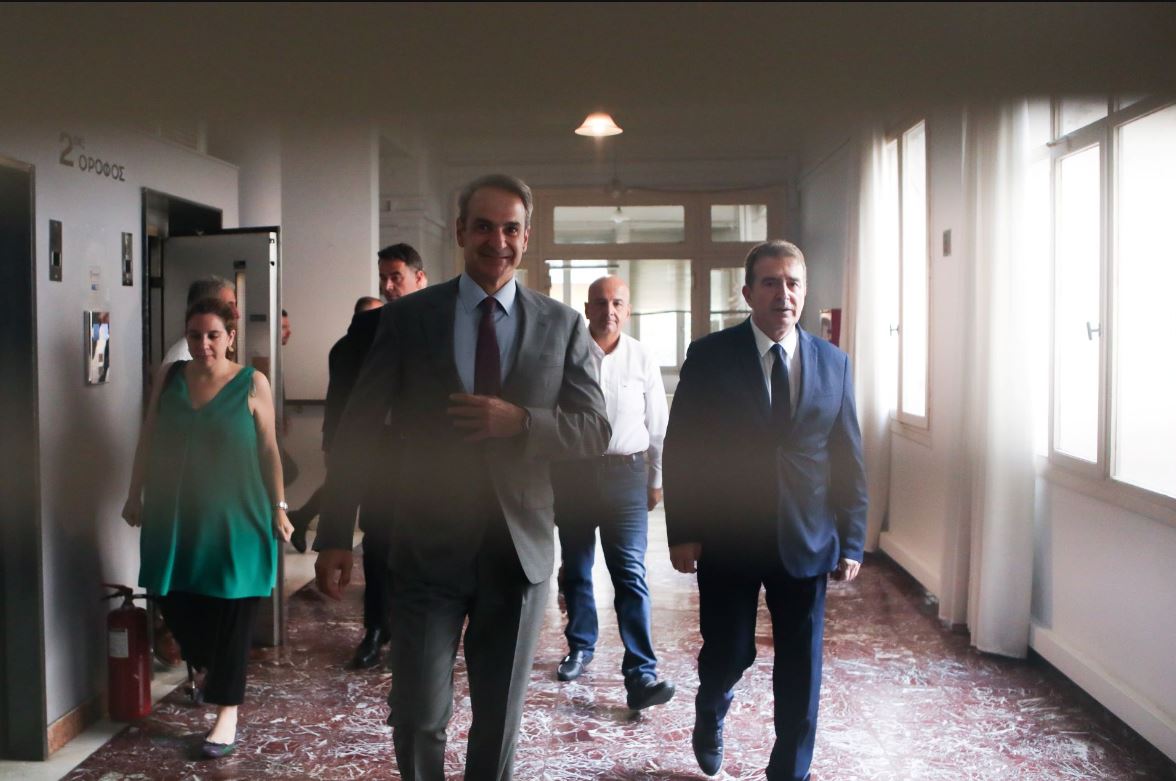 Στο υπουργείο Υγείας ο Κυριάκος Μητσοτάκης - Τον υποδέχτηκε ο Μιχάλης ...