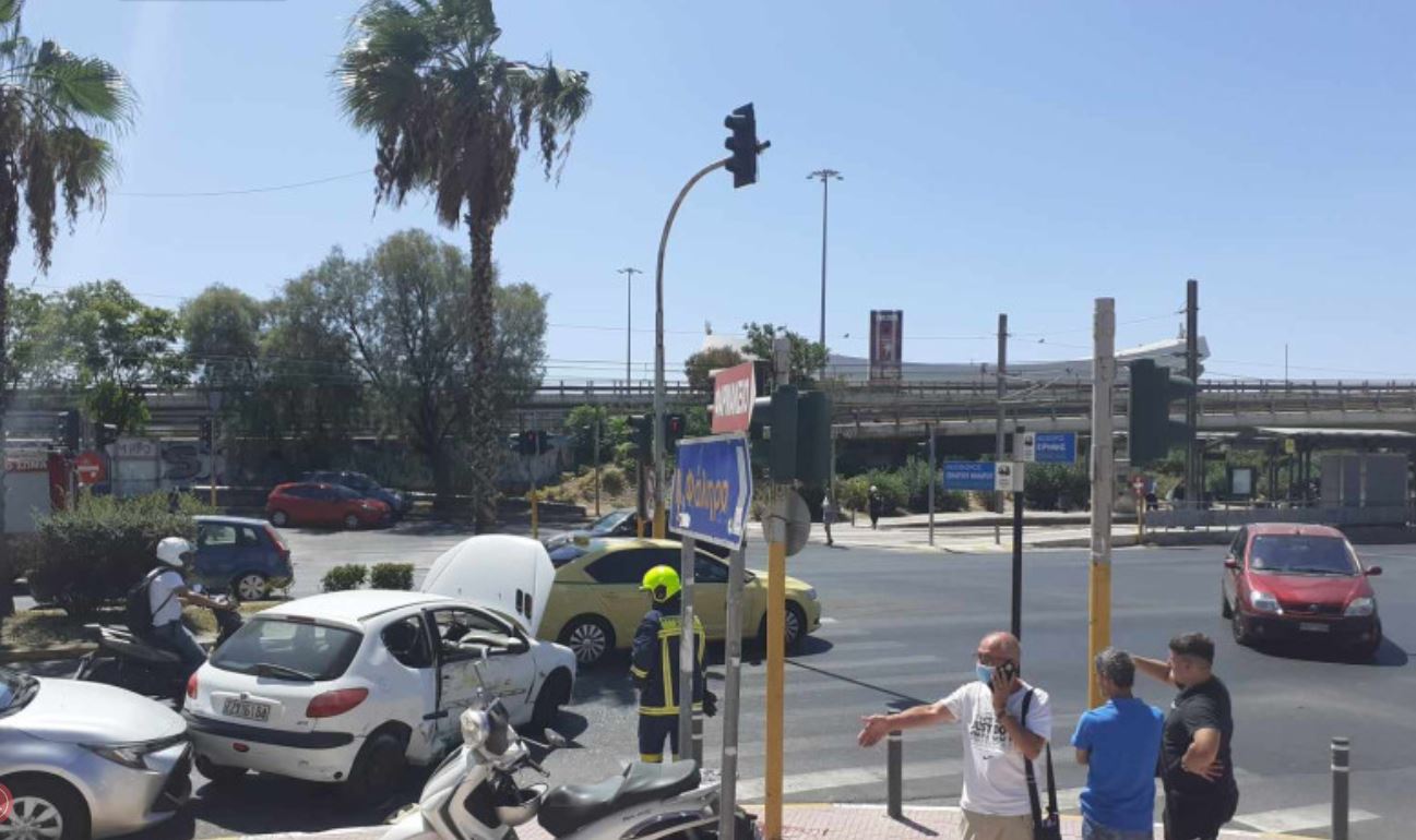 Σοβαρό τροχαίο στην Λεωφόρο Ποσειδώνος! Αυτοκίνητο παρέσυρε γυναίκα και ...