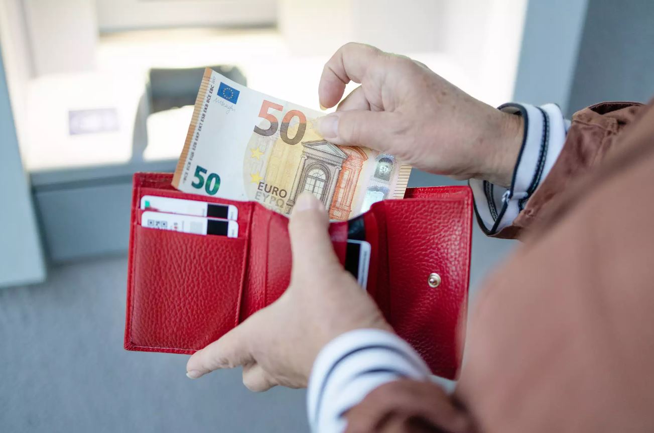 ΤΙ ΩΡΑ ΘΑ ΜΠΟΥΝ!! ΠΛΗΡΩΜΗ ΣΥΝΤΑΞΕΩΝ ΝΟΕΜΒΡΙΟΥ 2023- ΛΙΣΤΑ ΓΙΑ ΙΚΑ, ΟΓΑ ...