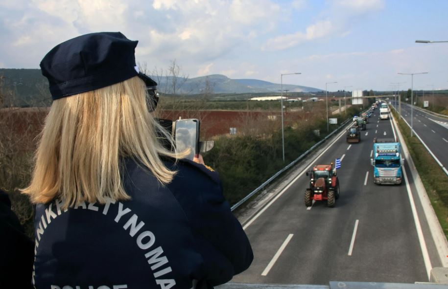 ΕΚΤΑΚΤΗ ΕΙΔΗΣΗ ΓΙΑ ΑΓΡΟΤΕΣ - ΤΙ ΚΑΤΑΤΕΘΗΚΕ ΠΡΙΝ ΛΙΓΟ ΣΤΗ ΒΟΥΛΗ- ΜΠΛΟΚΑ ...