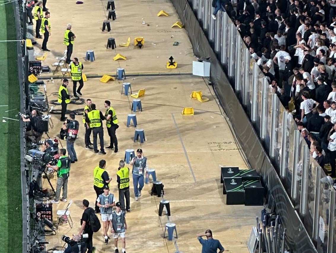 Άσχημες εικόνες στην «Opap Arena»! Φίλαθλοι της Φιορεντίνα έσπασαν ...