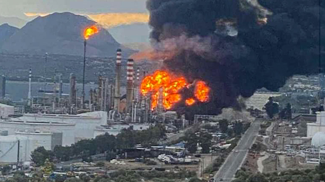Καλύτερη η εικόνα στη φωτιά στα διυλιστήρια στους Αγίους Θεοδώρους ...